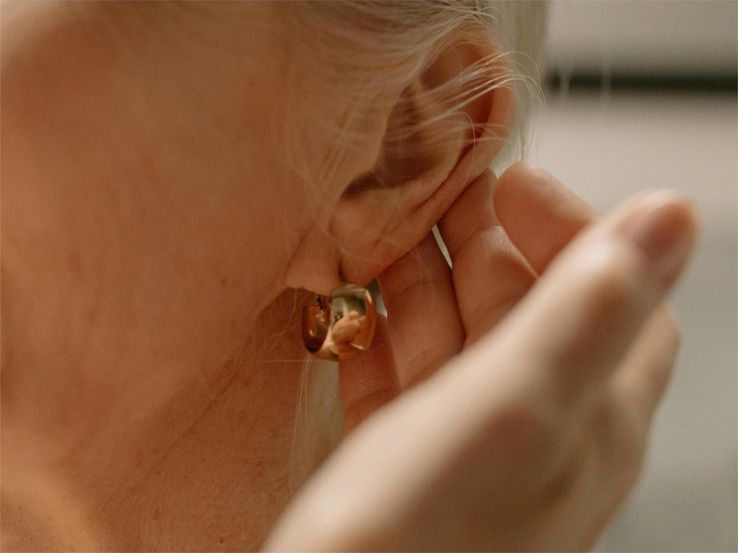 How to Prevent Earlobe Swelling After Putting in Earrings – Kira LaLa